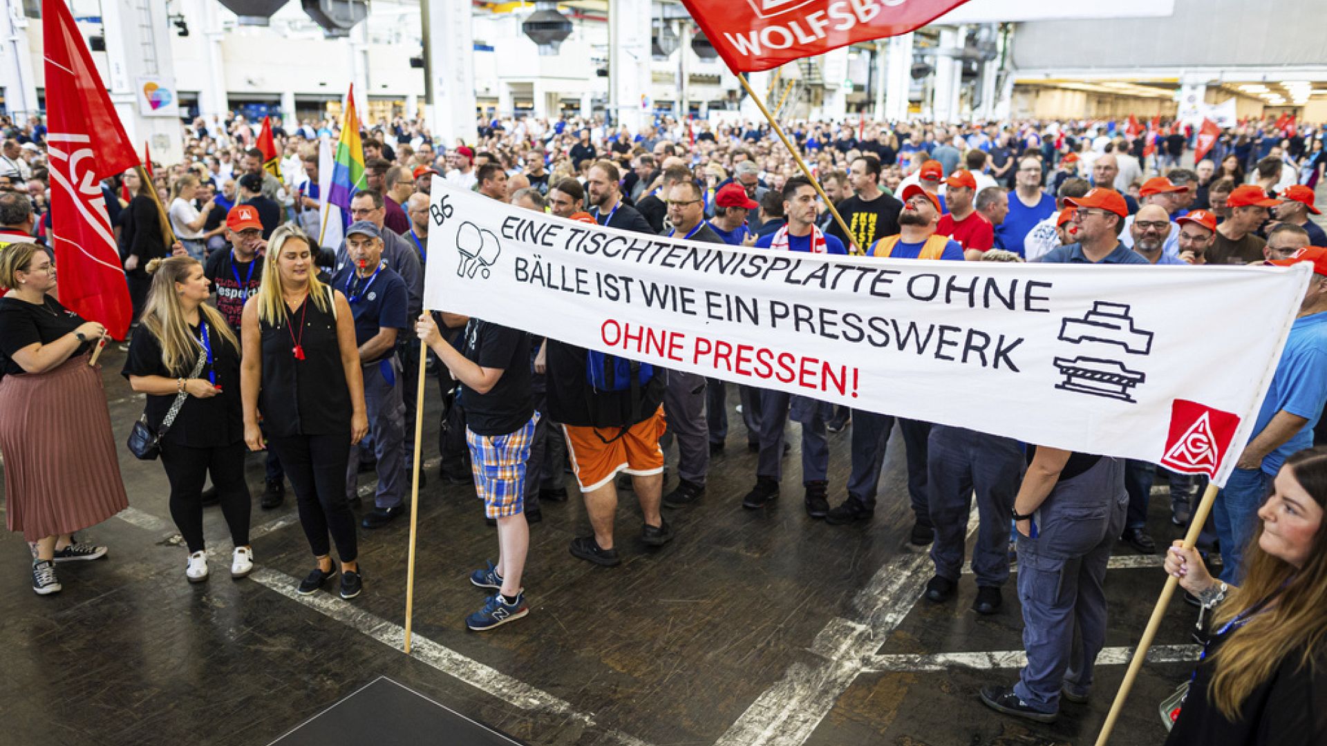 Volkswagen workers' union threatens to shut down production plants in ...