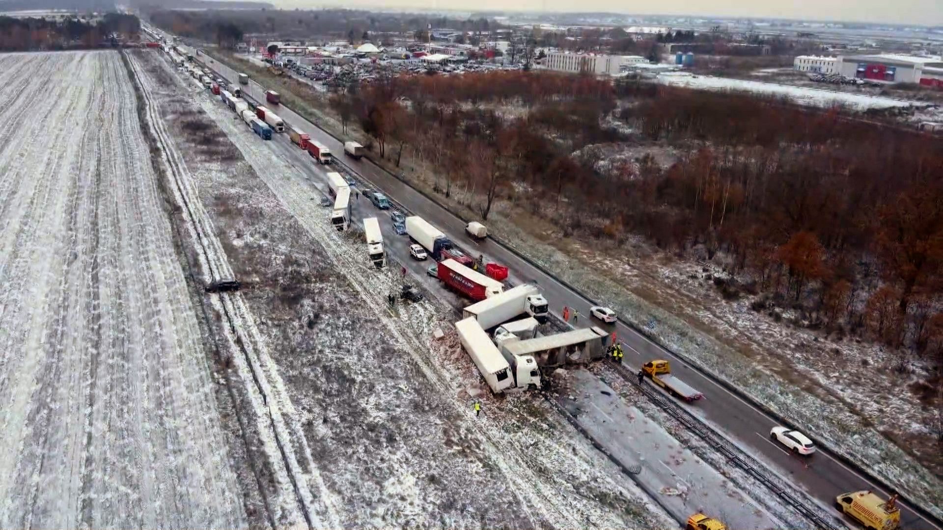 Video. Fatal pile-up on Polish motorway amid first snow | Euronews