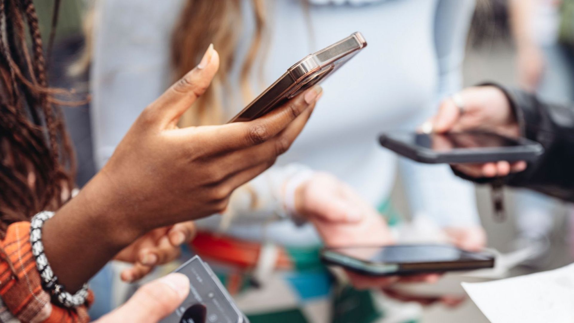 Video. Australian social media ban for under 16s moves closer to ...