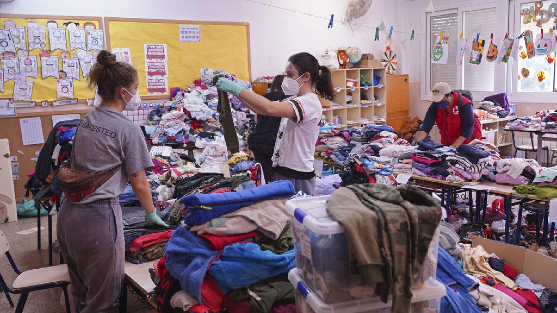 Vídeo. Vídeo: Estudiantes siguen volviendo a clase un mes después de la ...