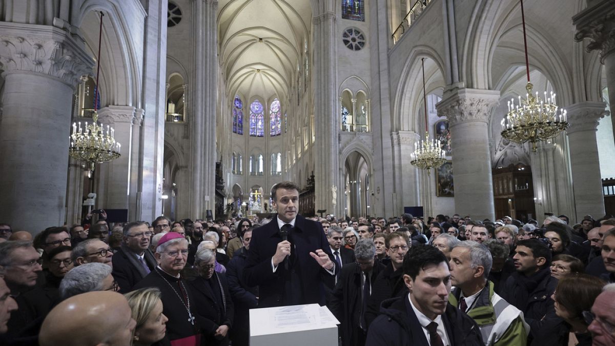 Parigi, Macron visita Notre-Dame: svelati gli interni della cattedrale ...