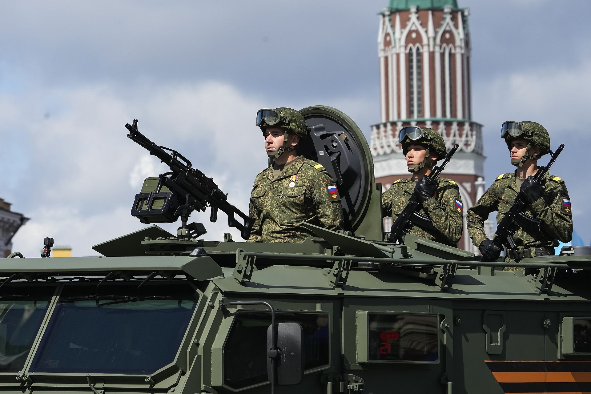 Putyinnak még több pénz kell az ukrajnai háborúhoz, miközben zuhan a ...