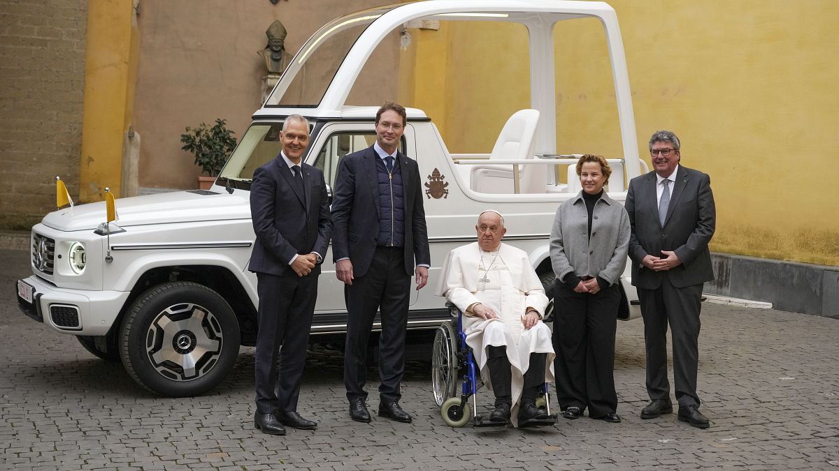 El Papa Francisco estrena el primer papamóvil eléctrico: Mercedes-Benz ...