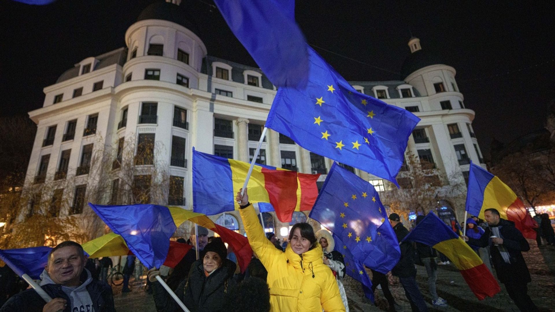 Romania, in migliaia in piazza per una dimostrazione pro-Europa a due ...
