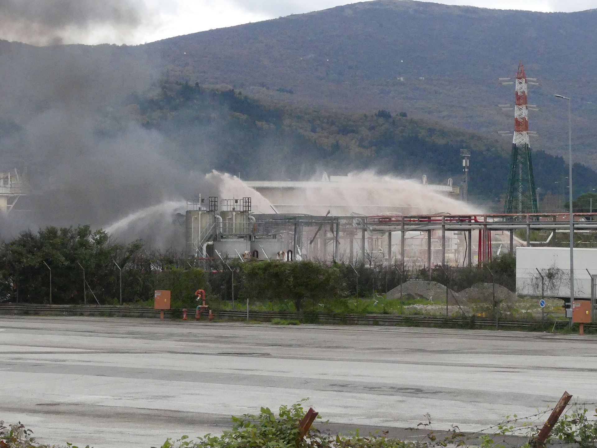 Italia, esplosione in un impianto di stoccaggio Eni: almeno 2 morti, 9 ...