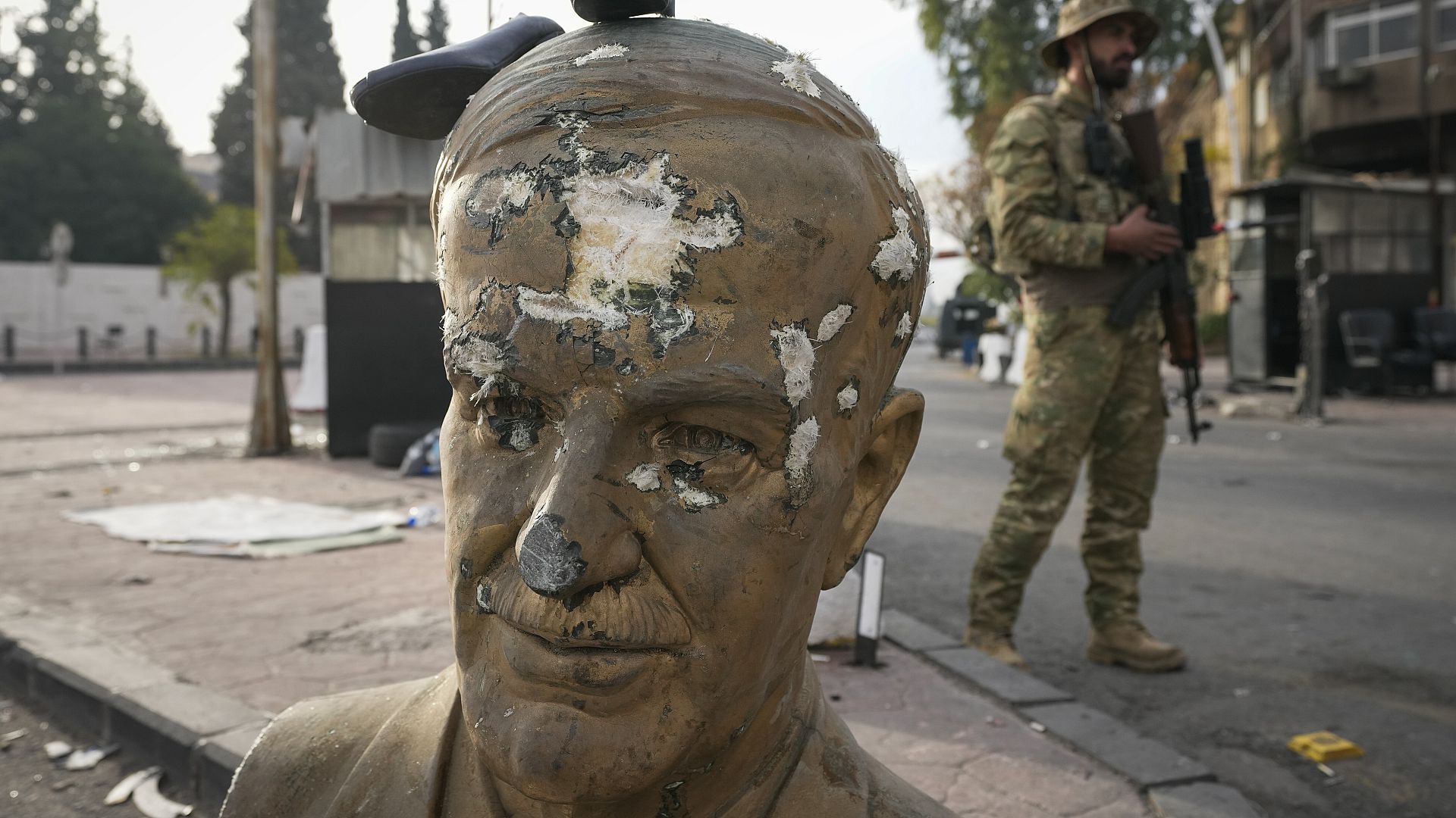 Tomb of Bashar al-Assad's father set alight after Syrian rebel victory ...