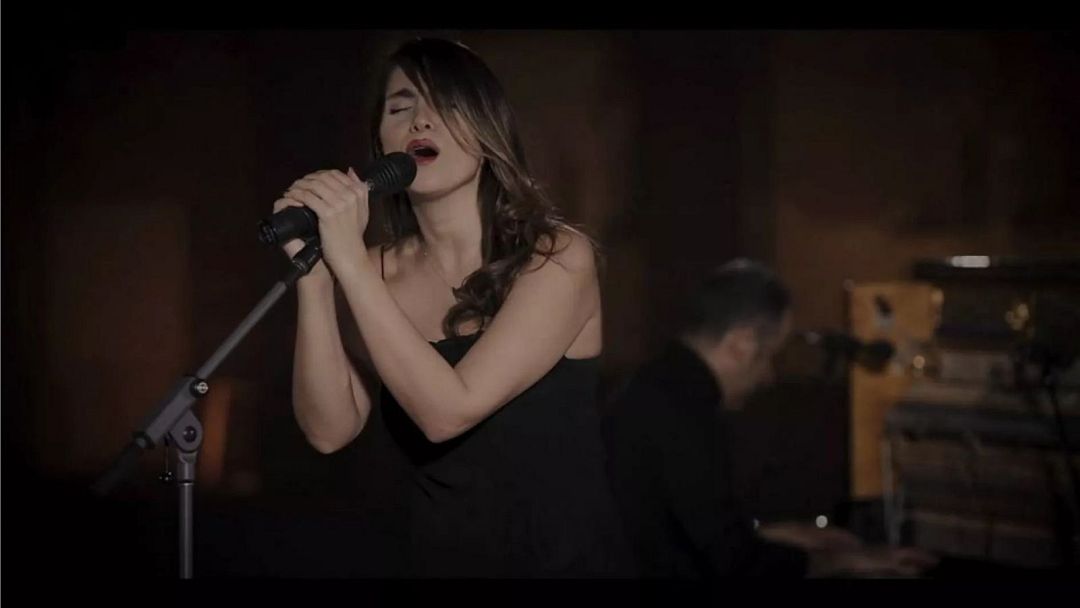 Iranian singer arrested after performing concert without hijab | Euronews