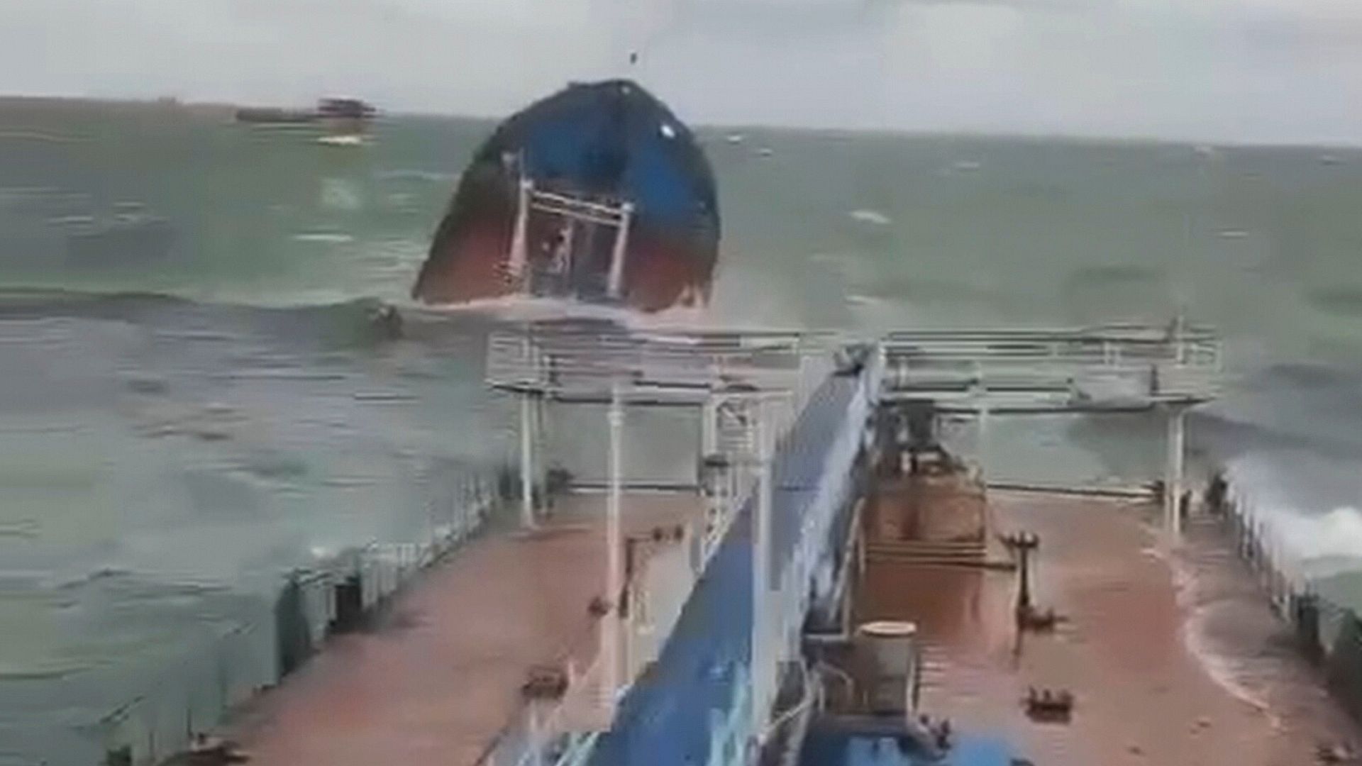 Two Russian oil tankers badly damaged in storm in Kerch strait | Euronews