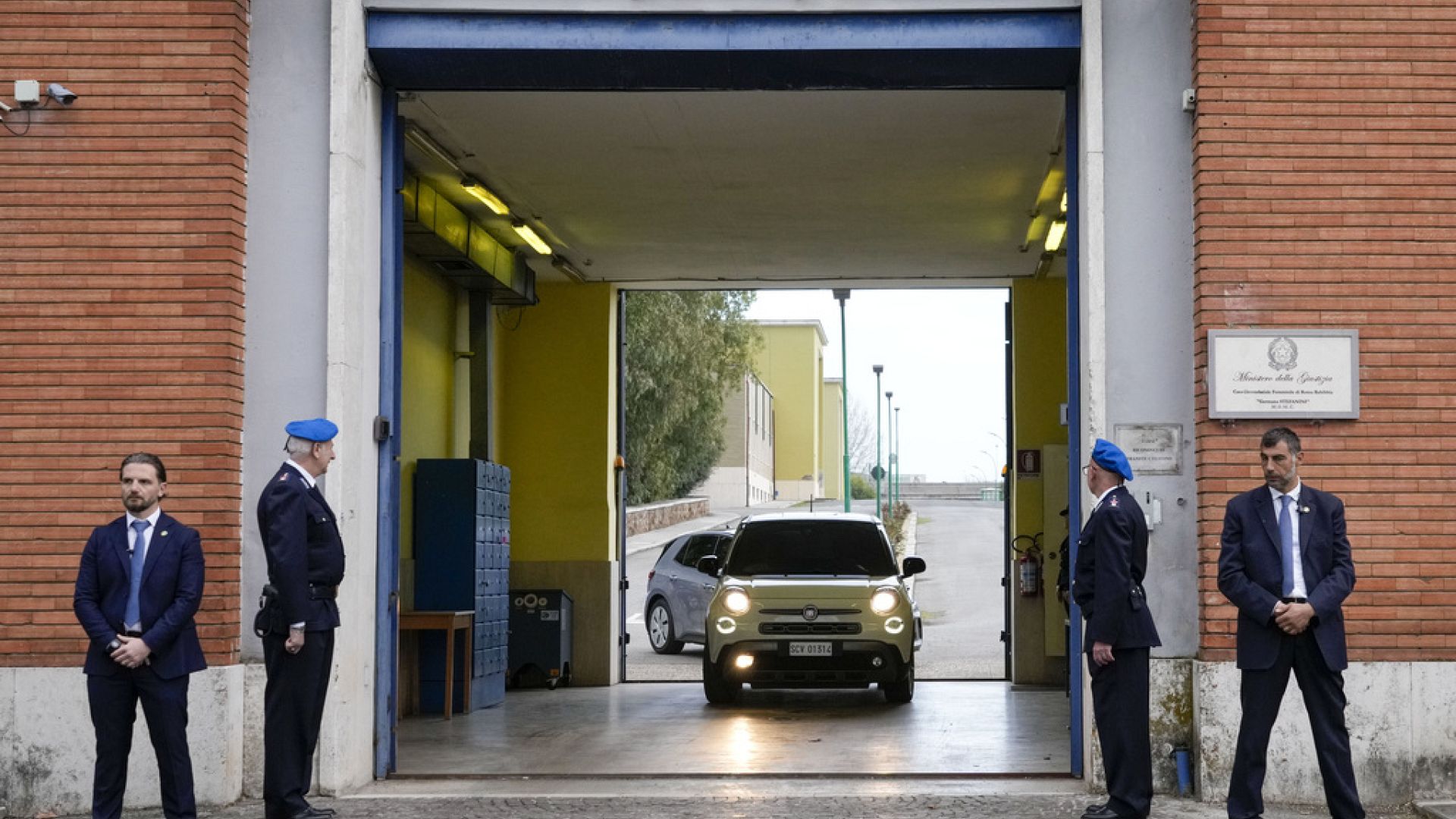 Giubileo: Papa Francesco apre la Porta Santa nel carcere di Rebibbia, è ... Giubileo: Papa Francesco apre la Porta Santa nel carcere di Rebibbia, è ...