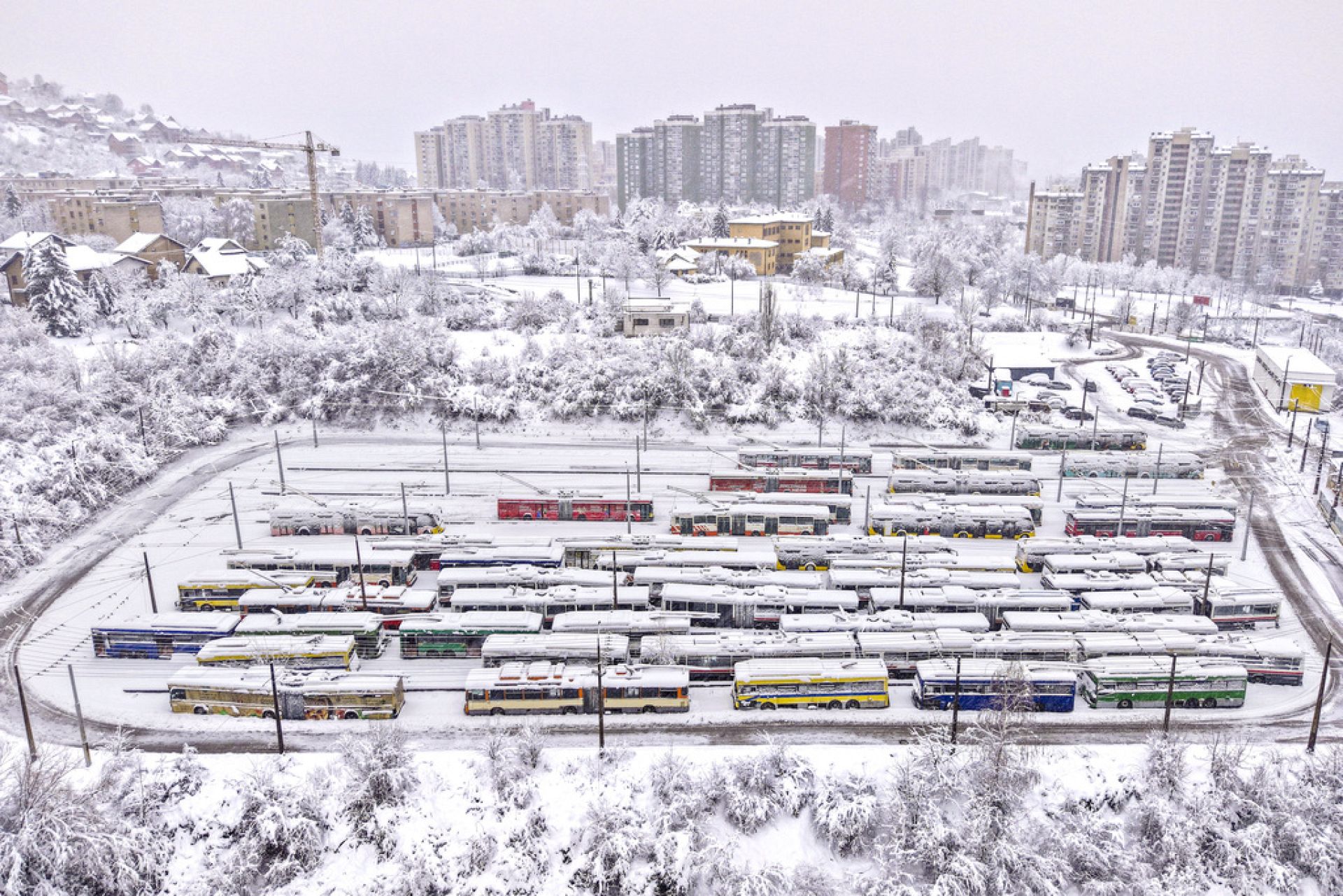 Tens of thousands of homes left without power as heavy snow and winds ...
