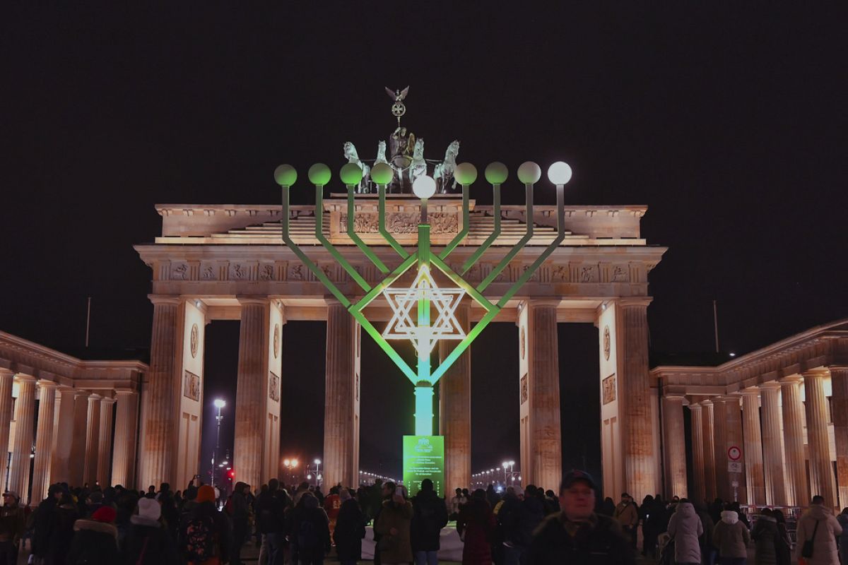 Al via le celebrazioni di Hanukkah, a Kiev e Berlino il rito delle 8 ...