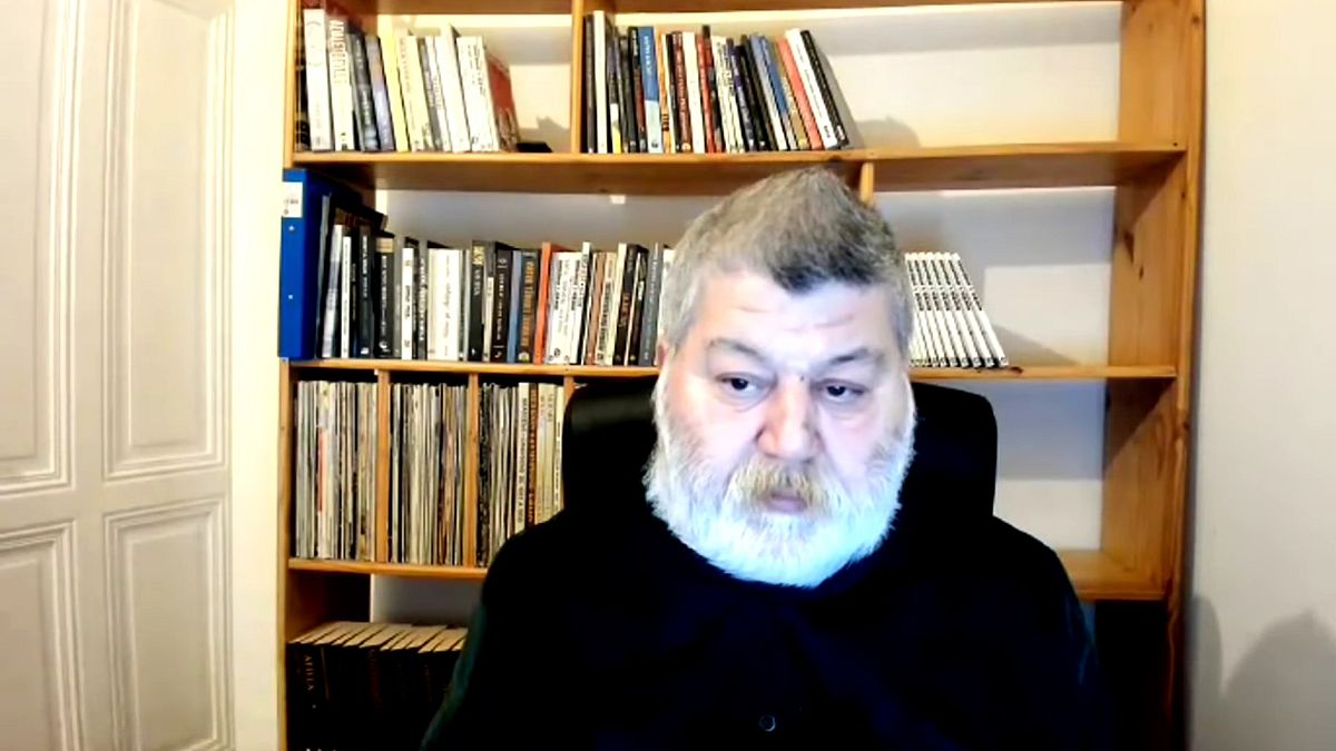 Aziz Nesin'in oğlu Ahmet Nesin hakkında yakalama kararı çıkarıldı ... Aziz Nesin'in oğlu Ahmet Nesin hakkında yakalama kararı çıkarıldı ...