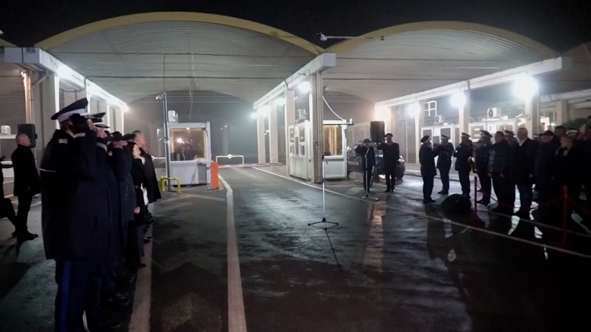 Video. Borders open: Bulgaria and Romania celebrate joining Schengen Area | Euronews