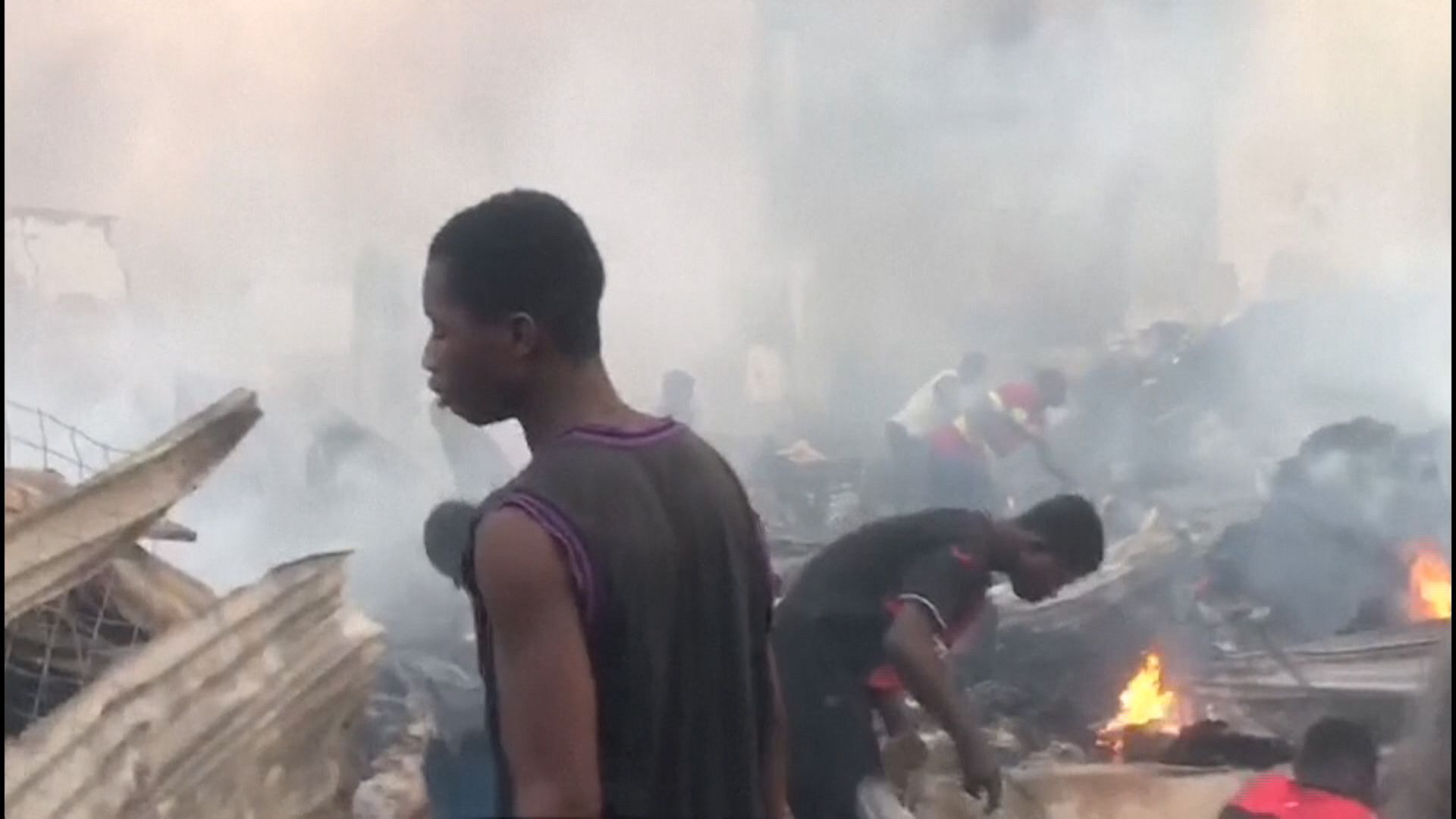 Video. Flames rage through Ghanaian market, damaging shops | Euronews