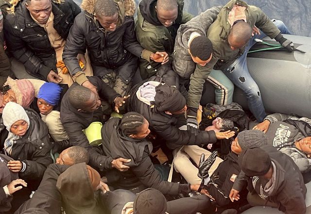 780 مهاجراً جديداً بينهم نساء وأطفال يصلون إلى جزر الكناري في يوم واحد ...