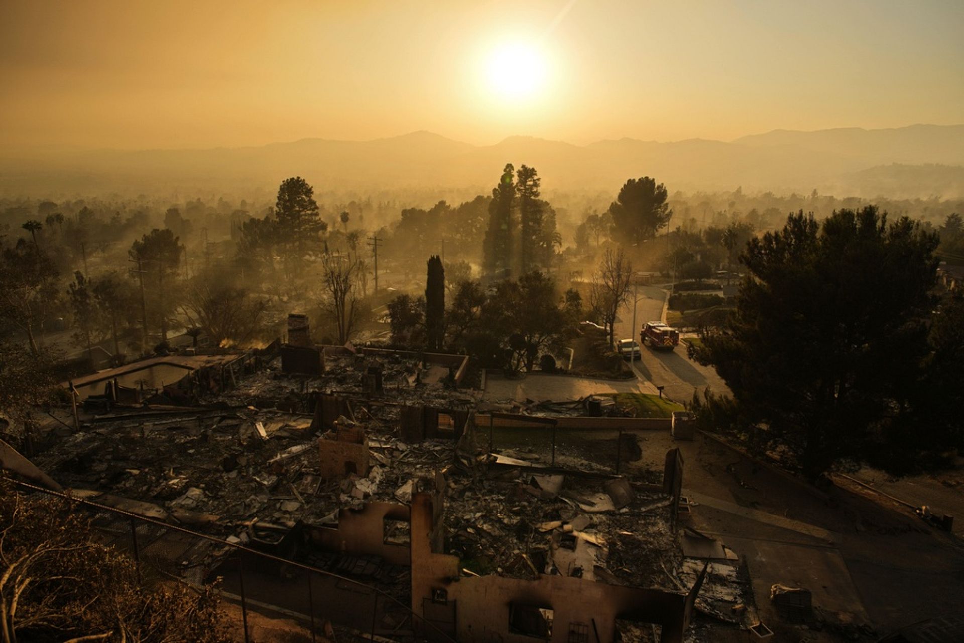Death toll rises to 10 as wildfires continue to ravage Los Angeles ...