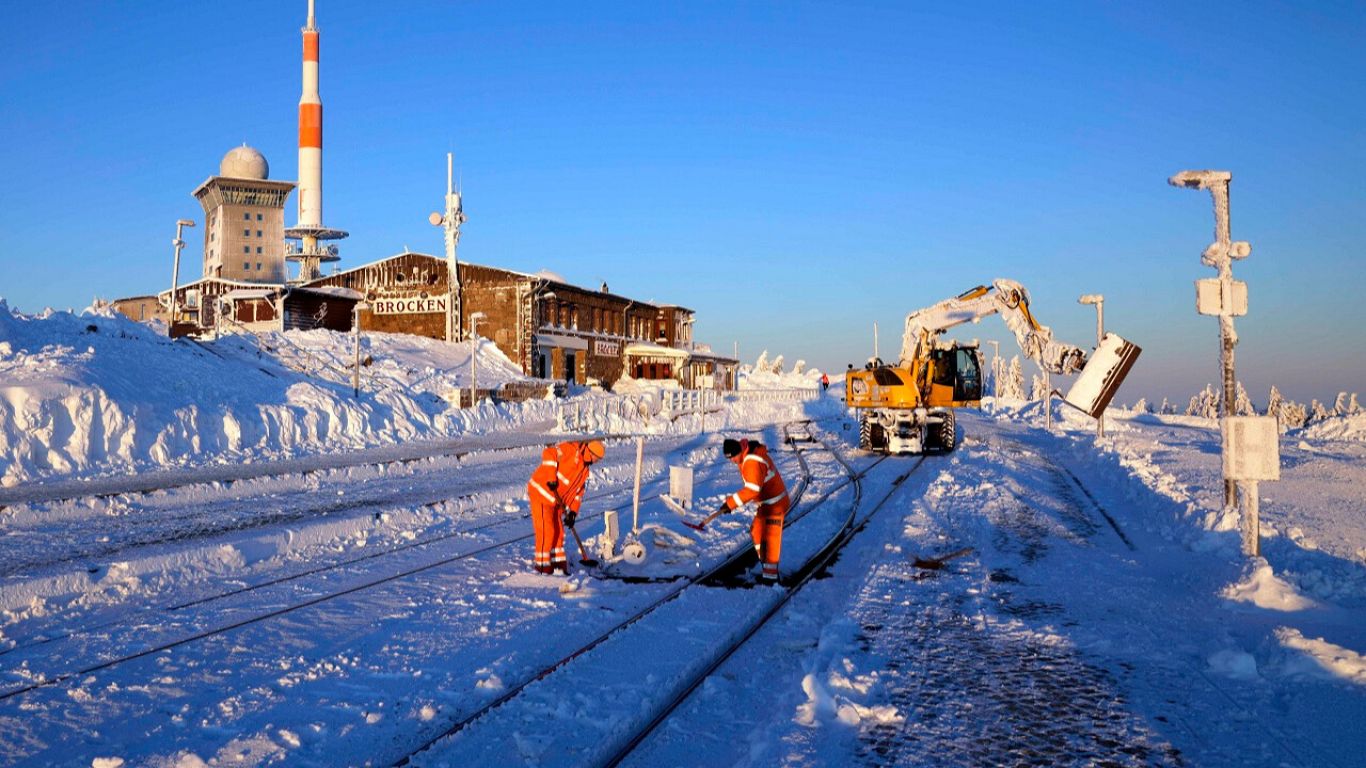 Freezing temperatures and heavy snow cause disruptions in southeastern ...