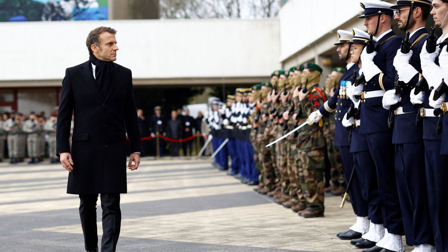 Emmanuel Macron esorta l'Europa ad aumentare le spese per la difesa con ...