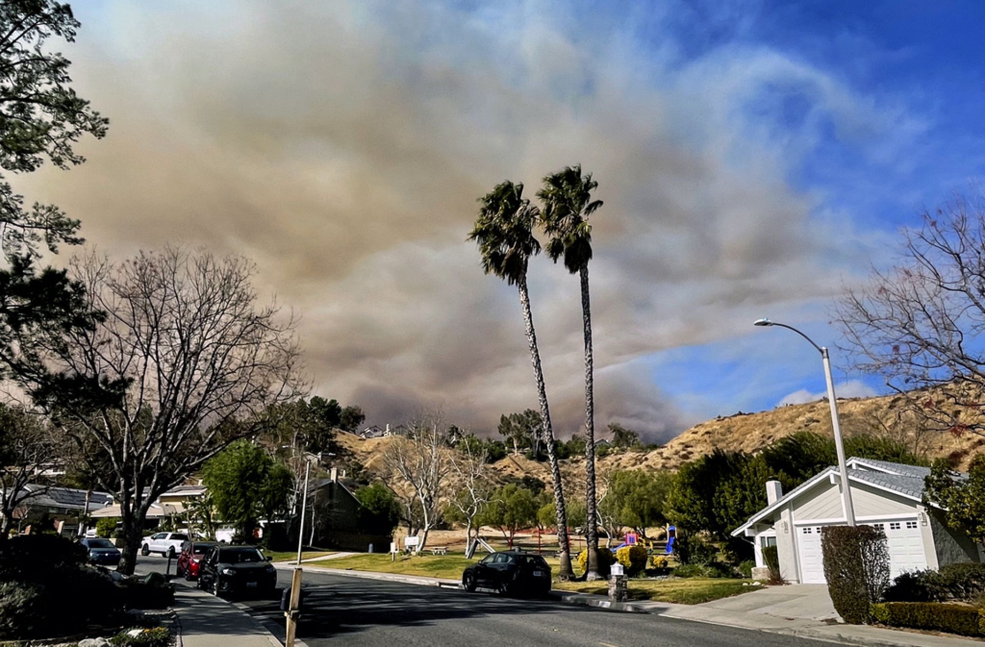 New fast-moving Hughes Fire breaks out north of Los Angeles triggering ...