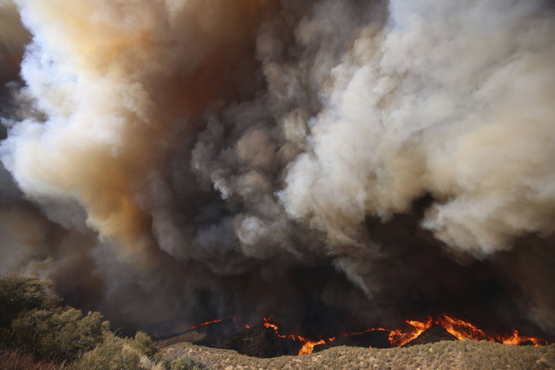 New fast-moving Hughes Fire breaks out north of Los Angeles triggering ...