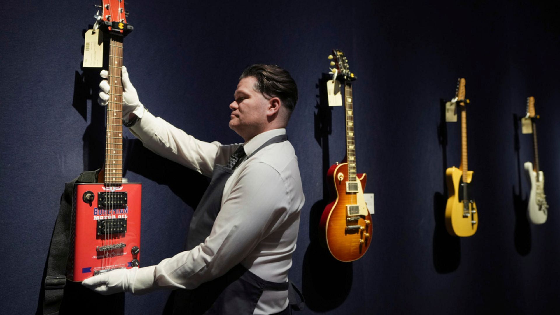 Jeff Beck’s iconic guitars fetch nearly €10 million at UK auction ...