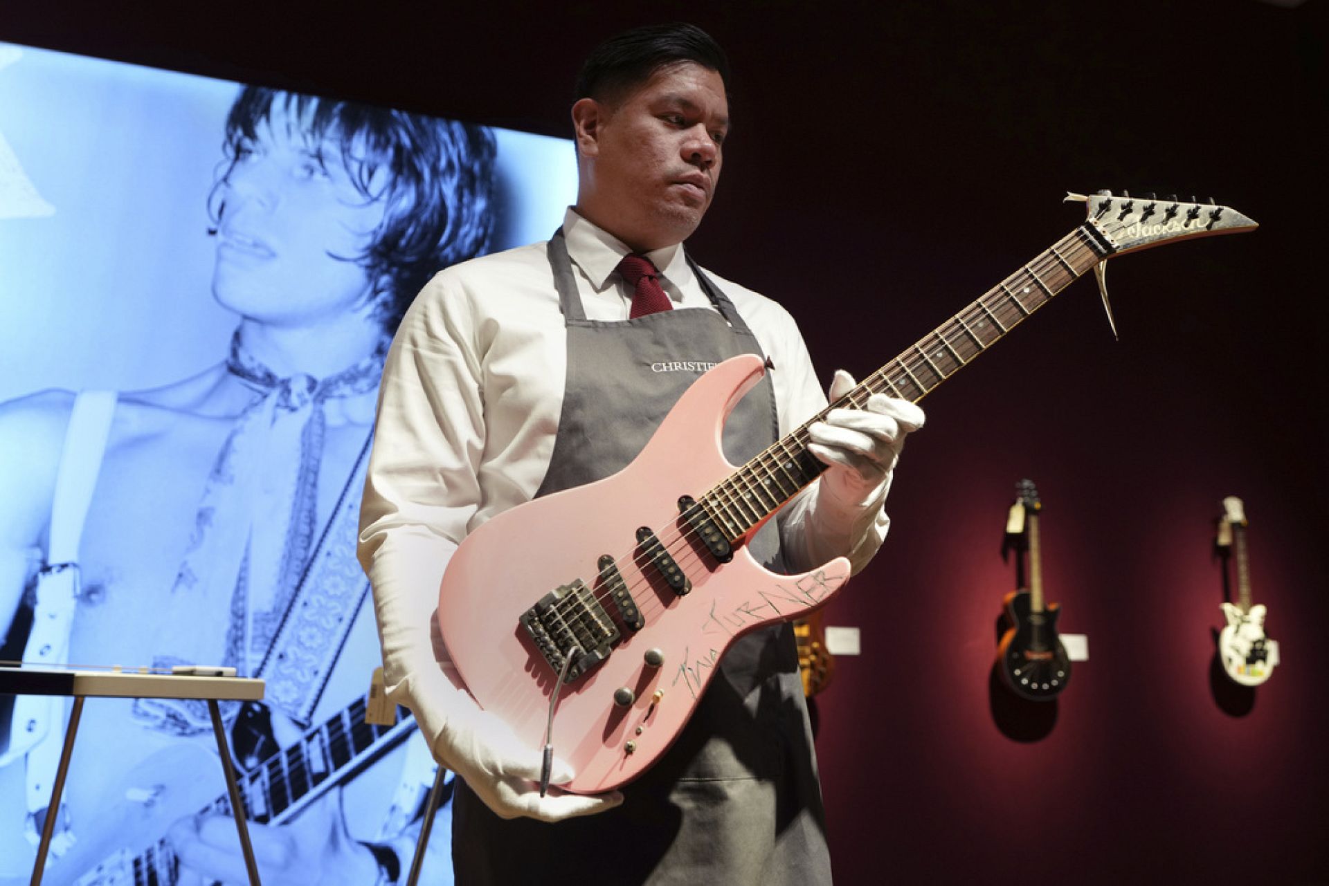 Jeff Beck’s iconic guitars fetch nearly €10 million at UK auction ...