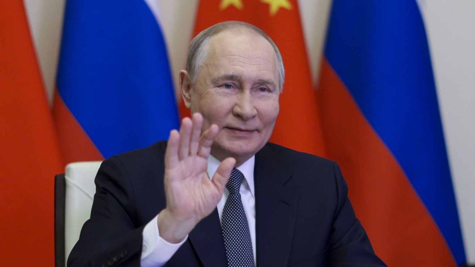 Putin pede reunião com Trump, chamando-lhe "inteligente" e "pragmático ...