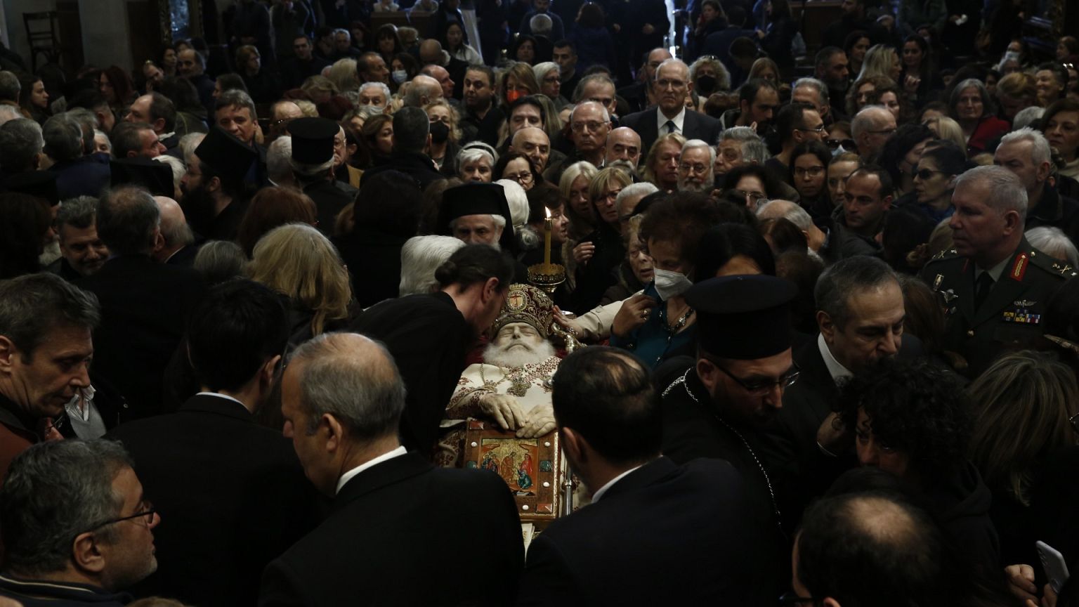 Πλήθος κόσμου στο λαϊκό προσκύνημα για τον Αρχιεπίσκοπο Αλβανίας ...