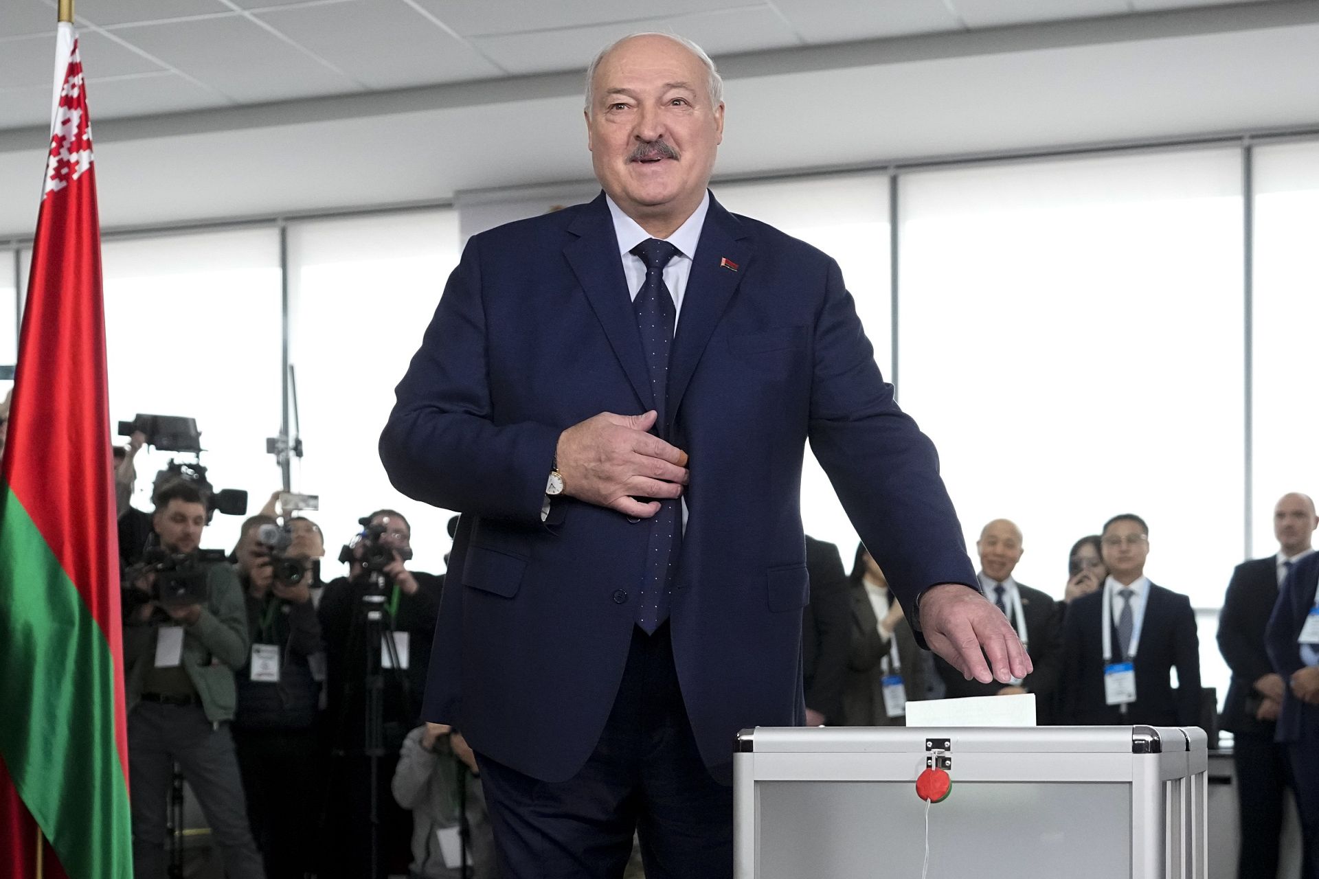 "Occidente me importa un bledo", dice un victorioso Lukashenko ante la amenaza de sanciones de ...