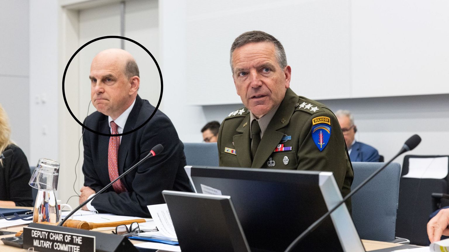 A buszmegállóban felejtette a titkos katonai aktákat, mégis NATO ...