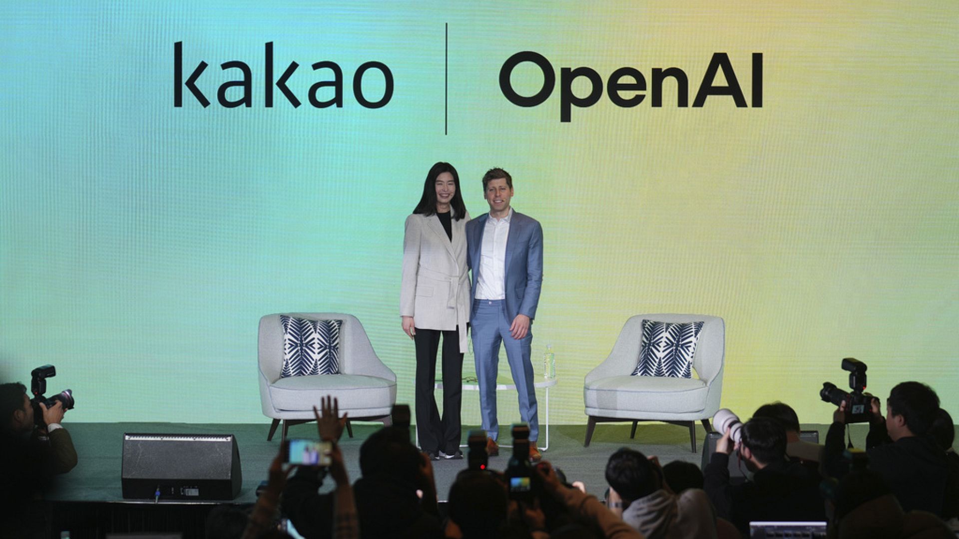 Le PDG d'OpenAI, Sam Altman, signe un partenariat avec la société sud ...