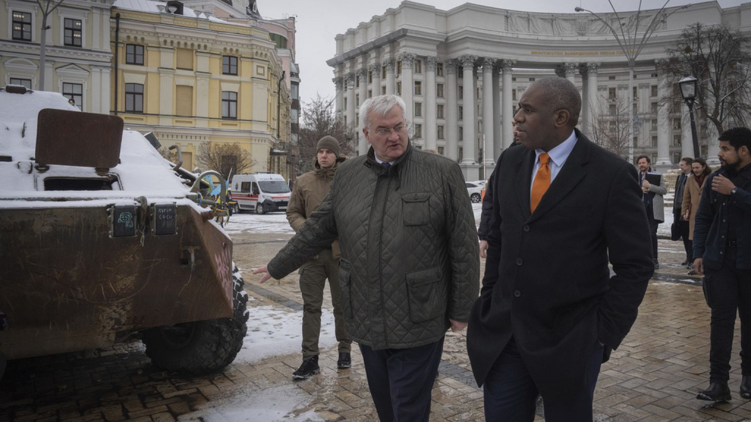 El ministro de Exteriores británico visita Kiev para anunciar un nuevo ...