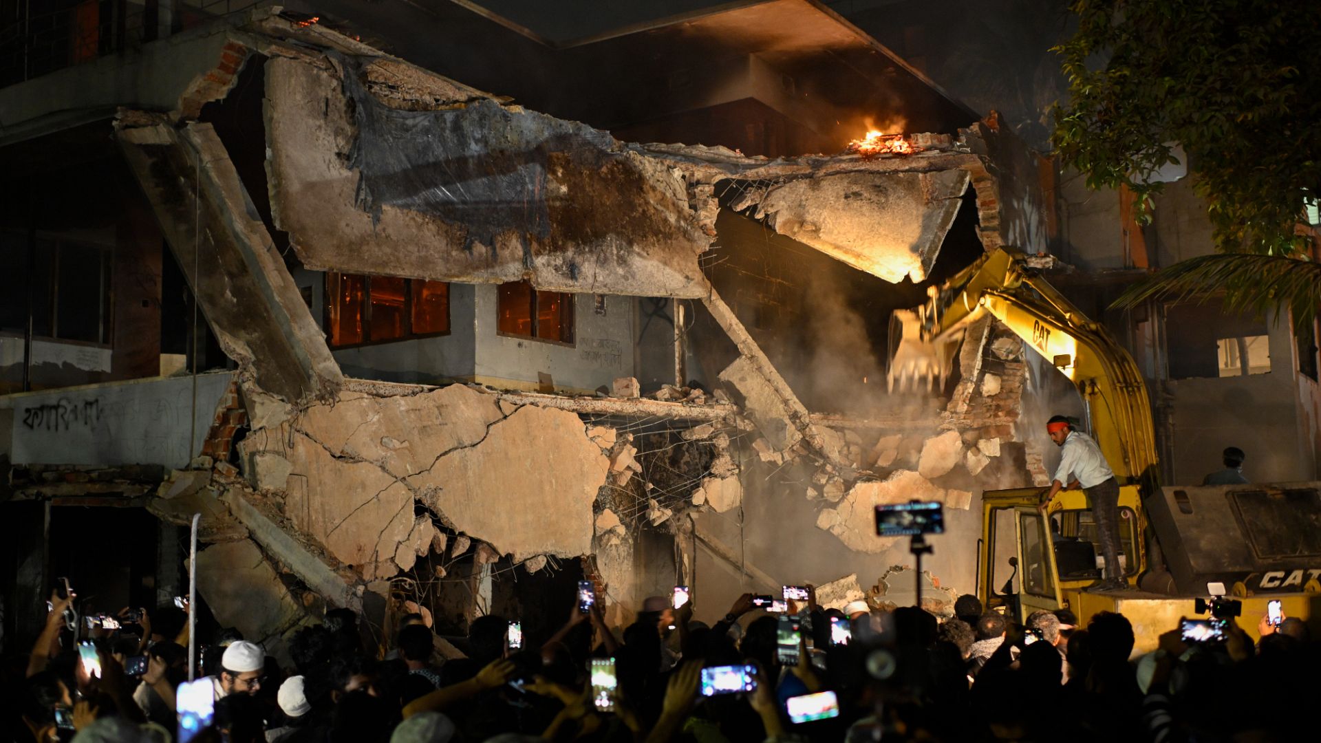 Διαδηλωτές κατέστρεψαν το σπίτι της εκδιωχθείσας ηγέτιδας του ...