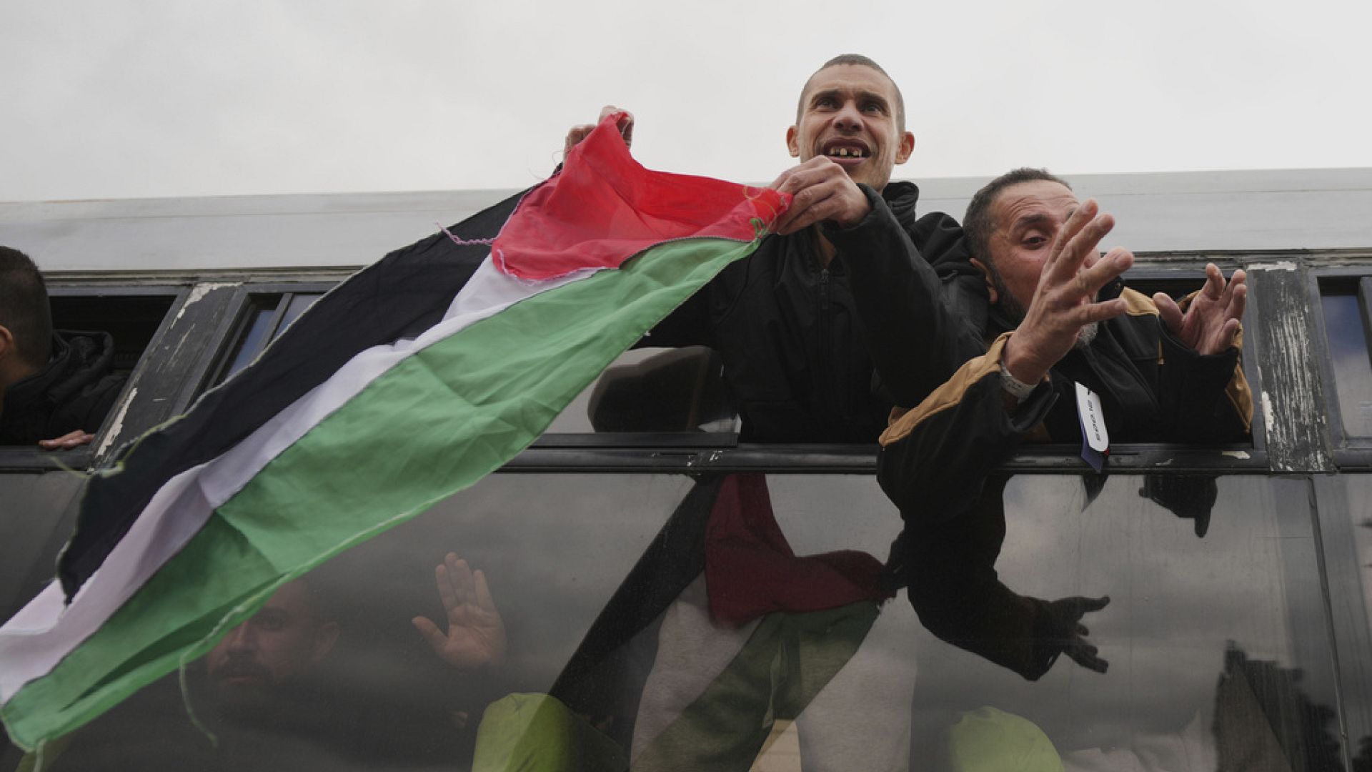 Tłumy na Zachodnim Brzegu i w Strefie Gazy witają 183 Palestyńczyków uwolnionych przez Izrael ...