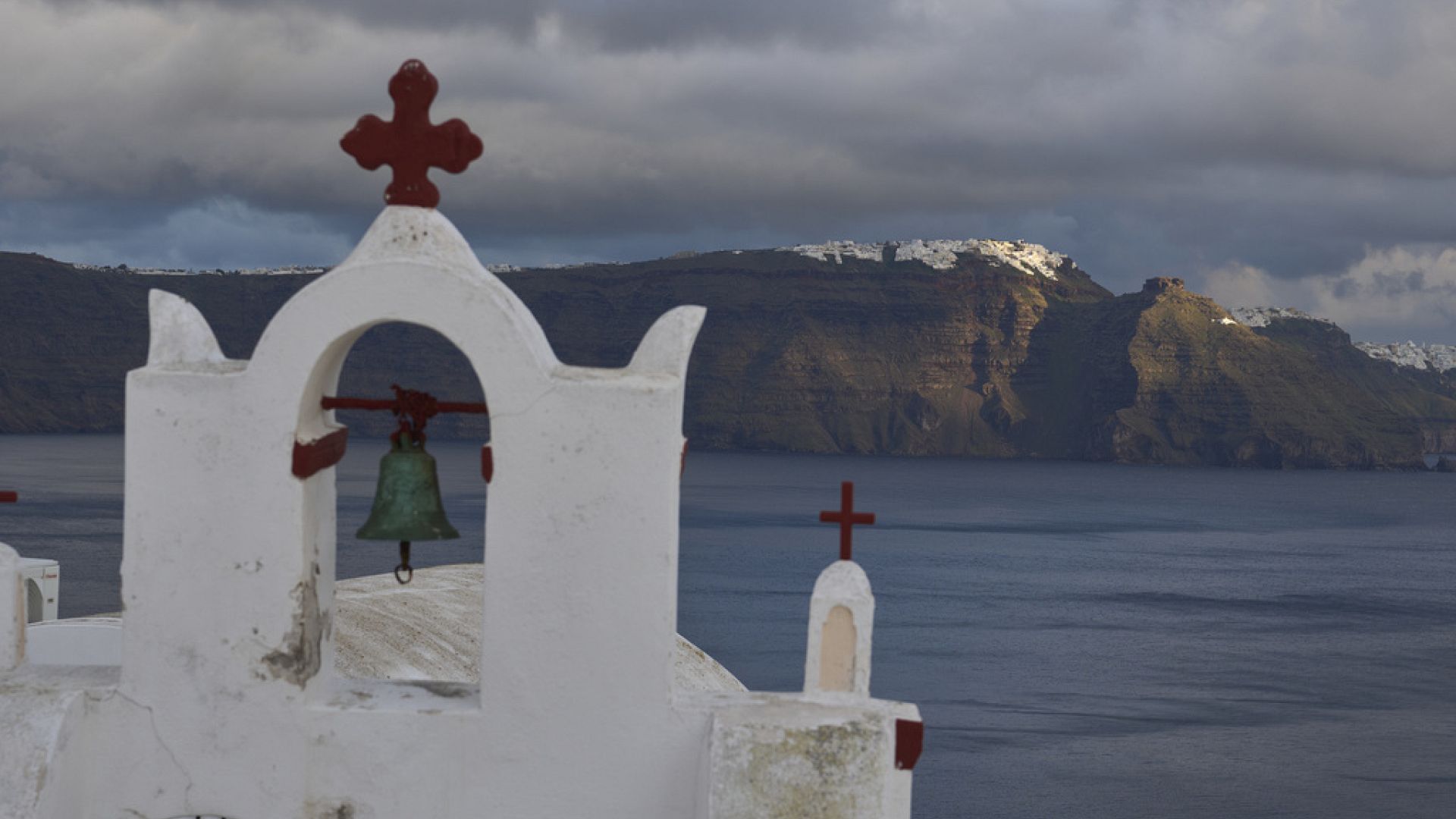 Santorini targeted by fake volcano eruption videos | Euronews