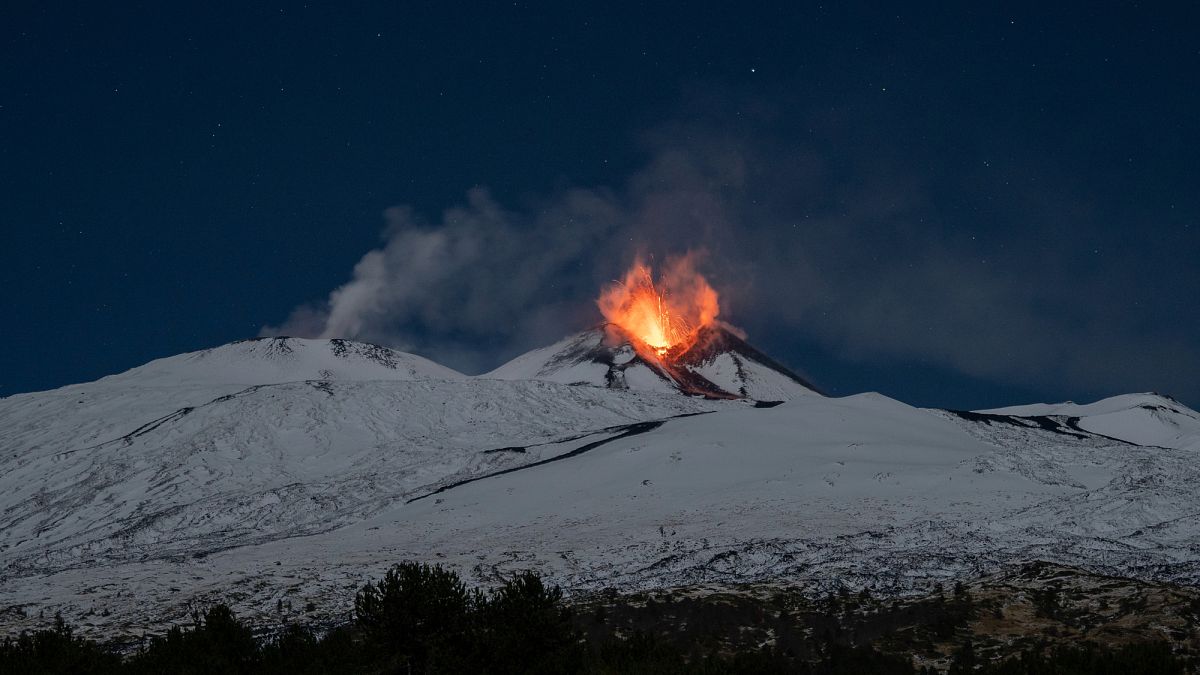 Eruzione dell'Etna, la lava crea una colata di tre chilometri dalla cima del vulcano | Euronews