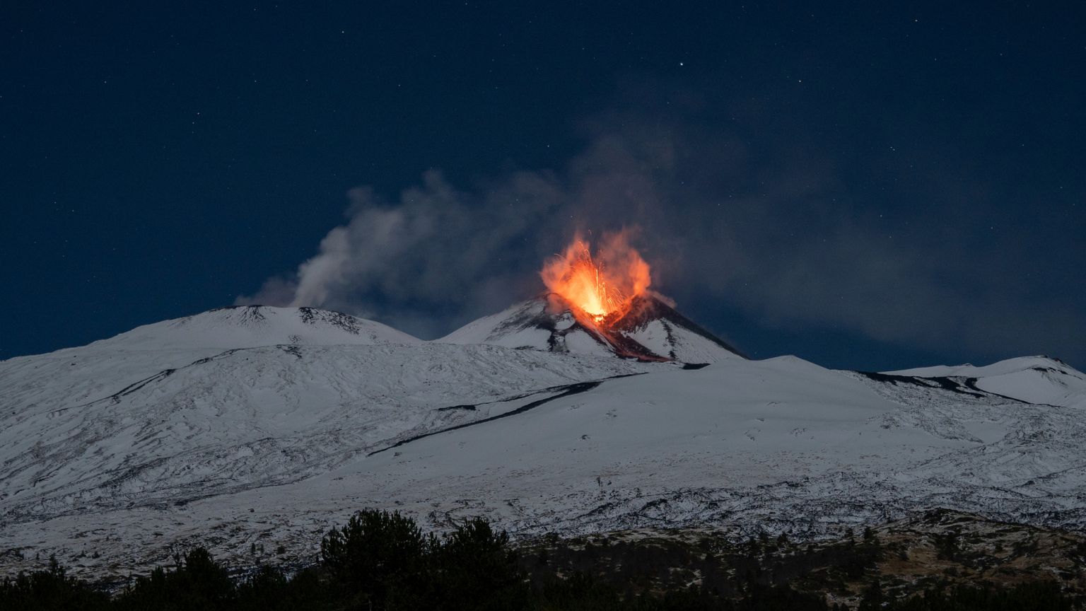 Eruzione dell'Etna, la lava crea una colata di tre chilometri dalla cima del vulcano | Euronews