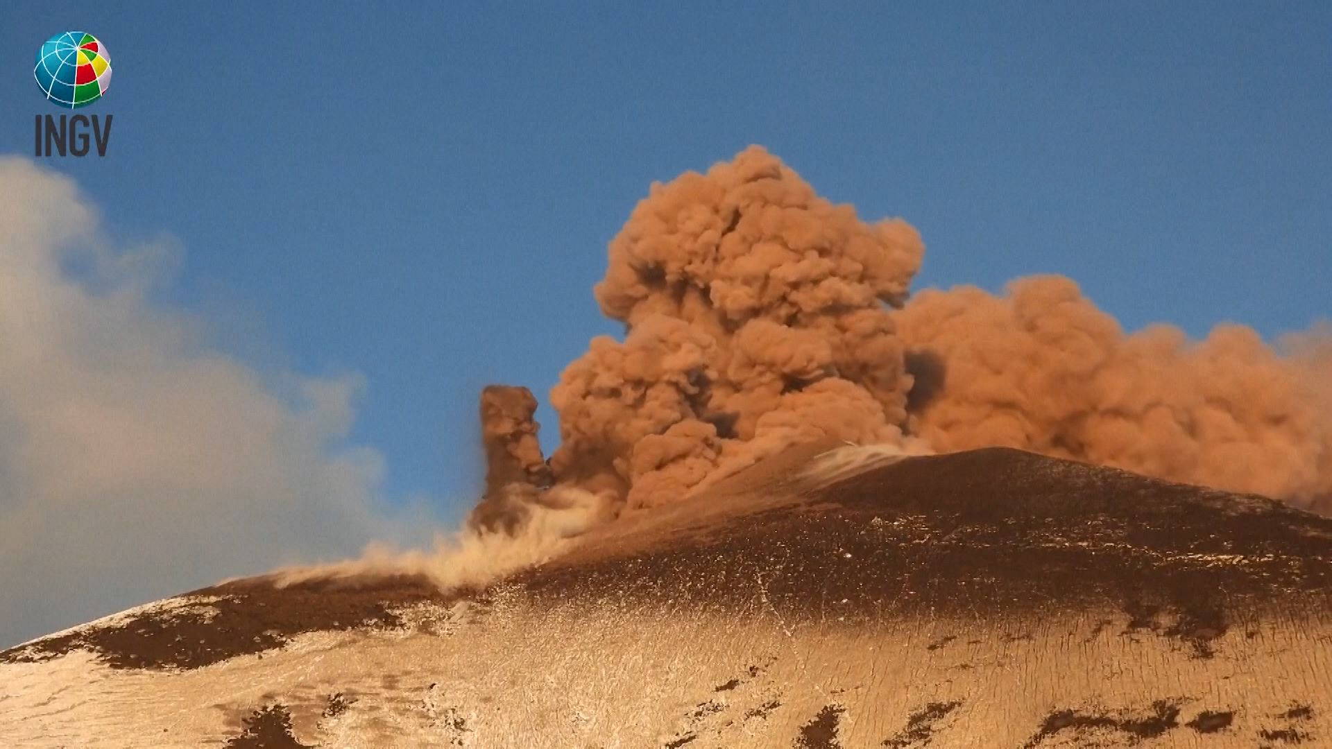 Video. Spectacular eruption of Mount Etna, flights diverted in Catania ...
