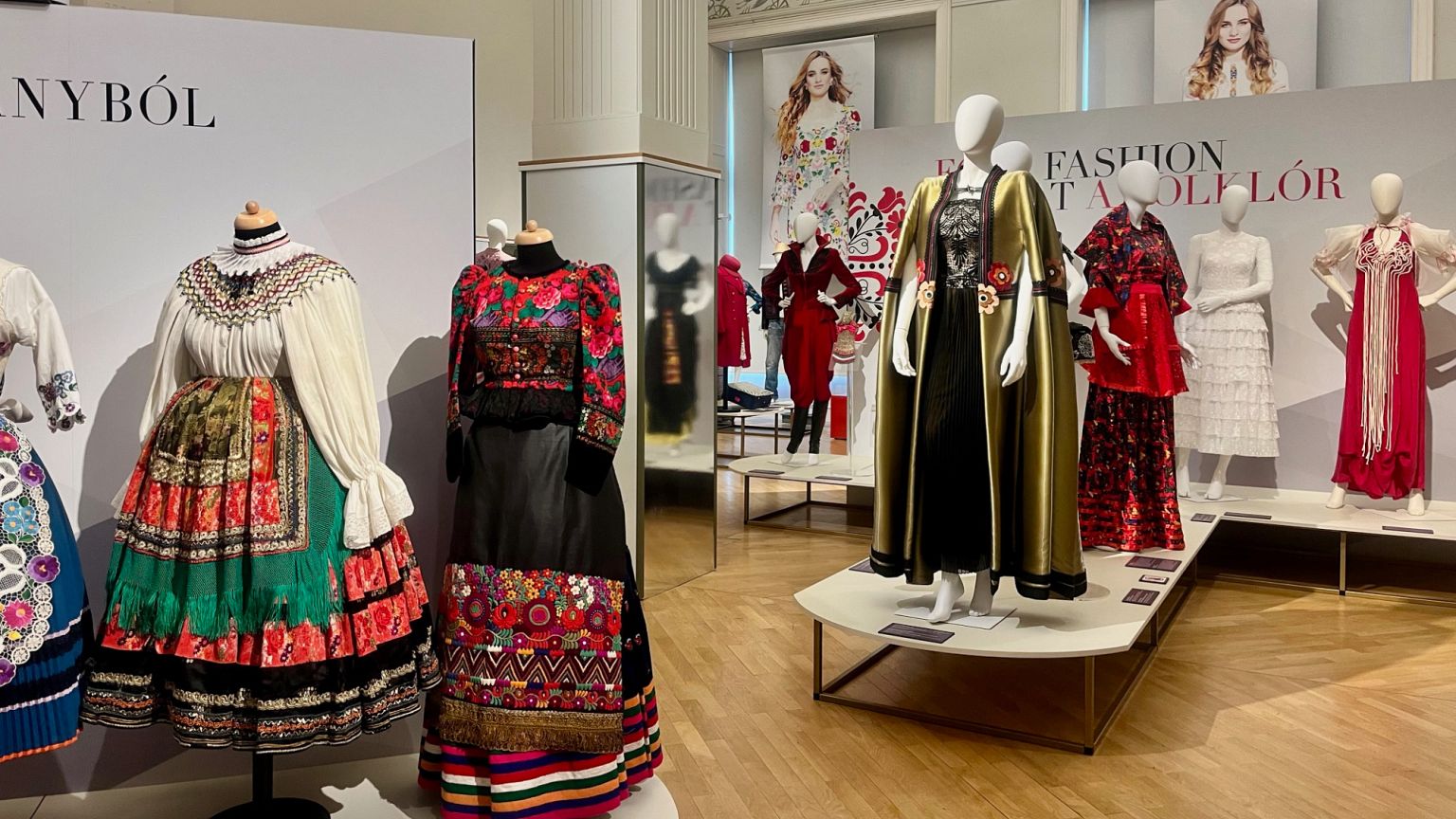 Divat és folklór elválaszthatatlan párosáról nyílt kiállítás Budapesten ...