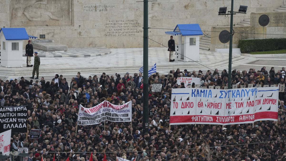 Ελλάδα: Εντυπωσιακή μαζικότητα στο συλλαλητήριο στην πλατεία ...