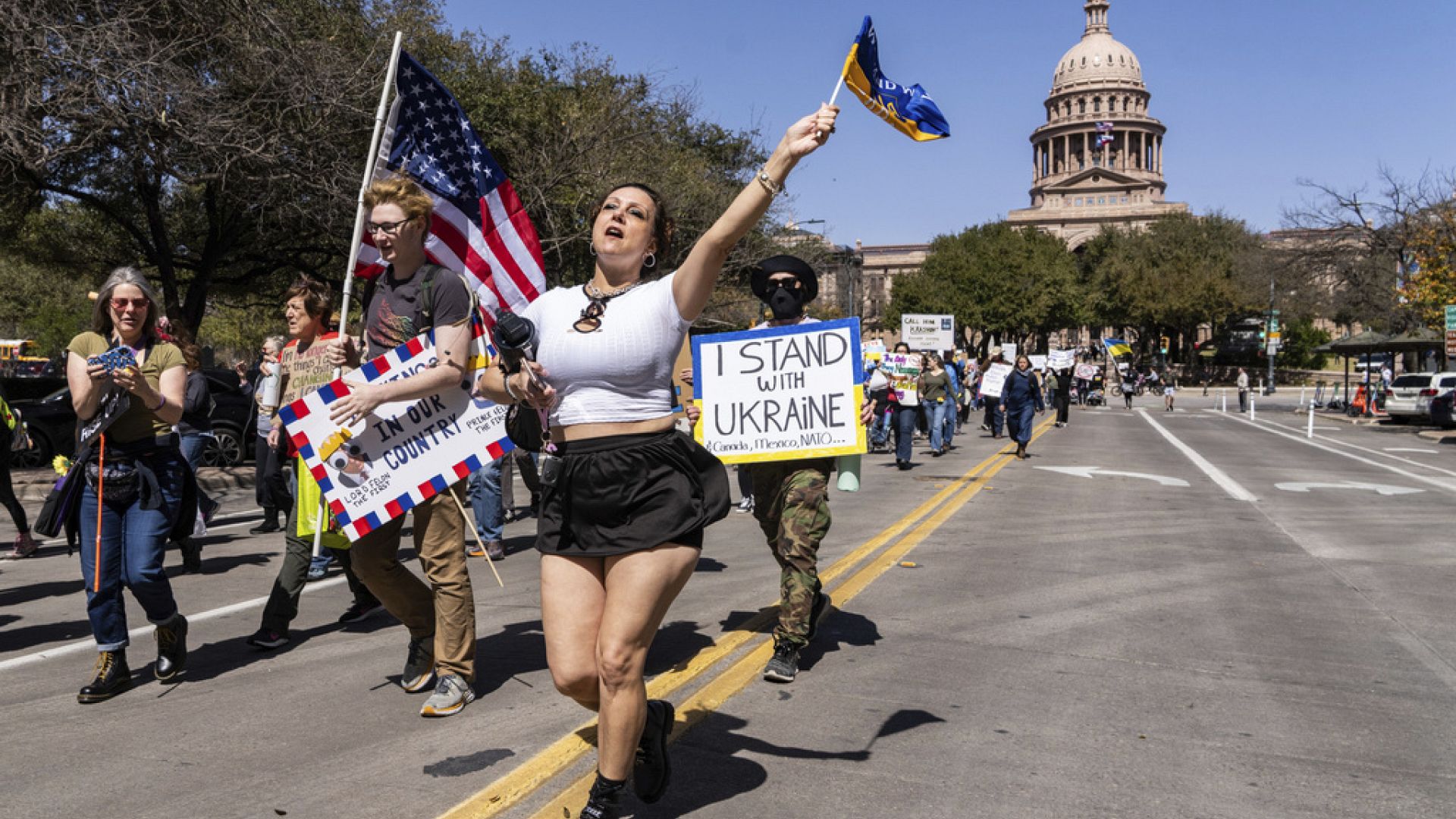 Manifestantes pró-Ucrânia saem à rua durante o discurso de Trump ...