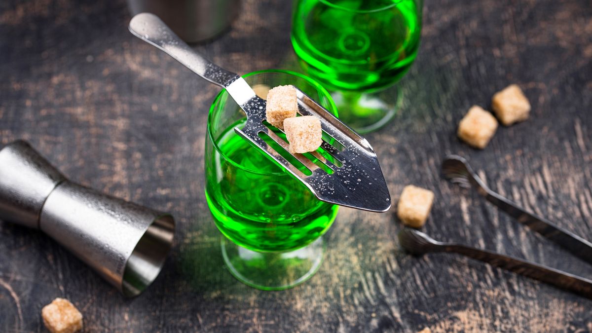 La absenta se ha vuelto a poner de moda: ¿Cuál es el origen de esta misteriosa bebida? | Euronews