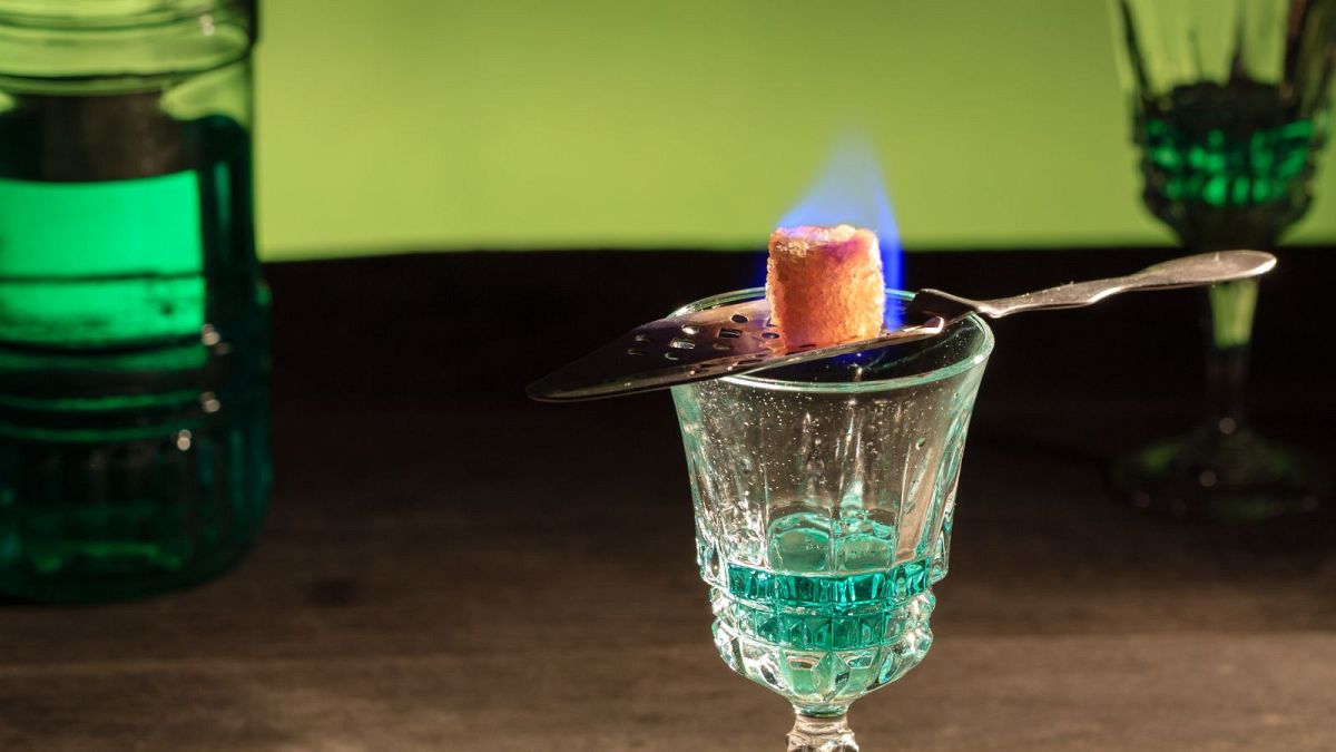 La absenta se ha vuelto a poner de moda: ¿Cuál es el origen de esta ...