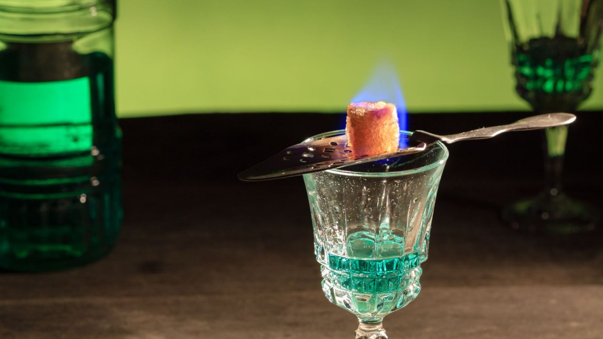 La absenta se ha vuelto a poner de moda: ¿Cuál es el origen de esta ...