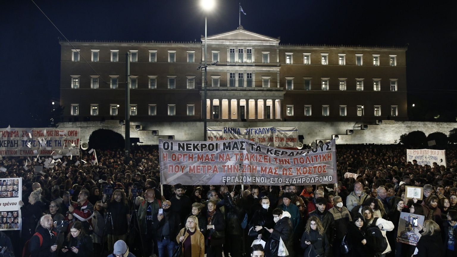 Πλήθος κόσμου στα νέα συλλαλητήρια για τα Τέμπη - Έπεσαν πάλι μολότοφ ...
