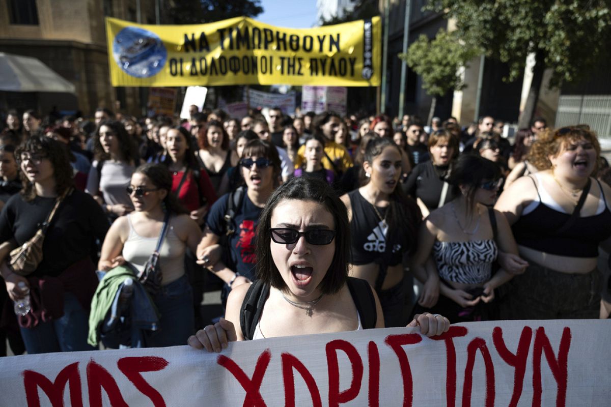 Hundreds of thousands of protesters commemorate International Women's ...
