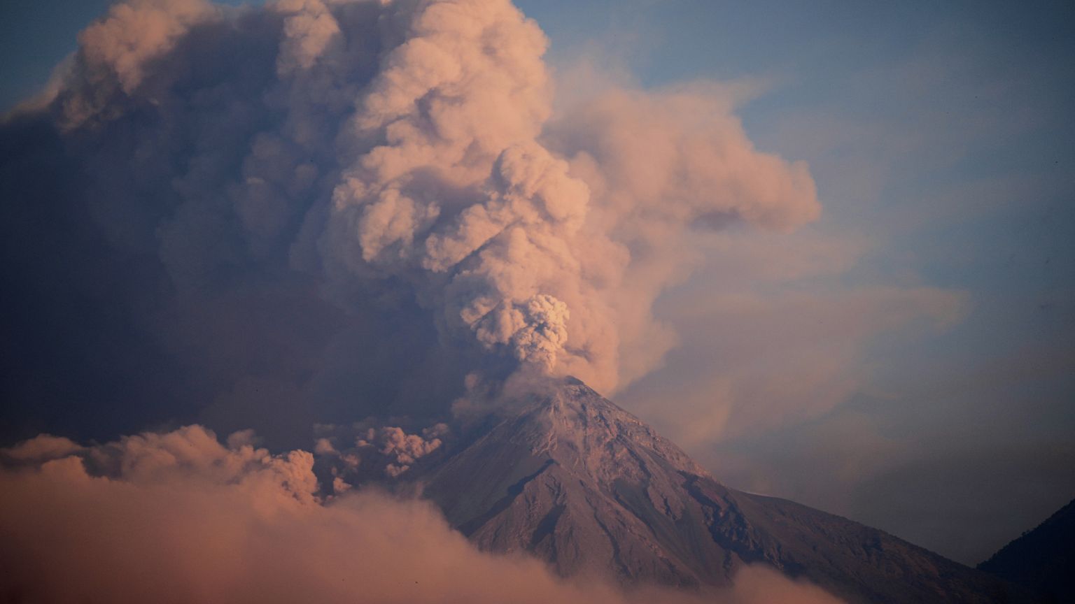 Erupção do vulcão Fuego na Guatemala: autoridades apelam à retirada de ...