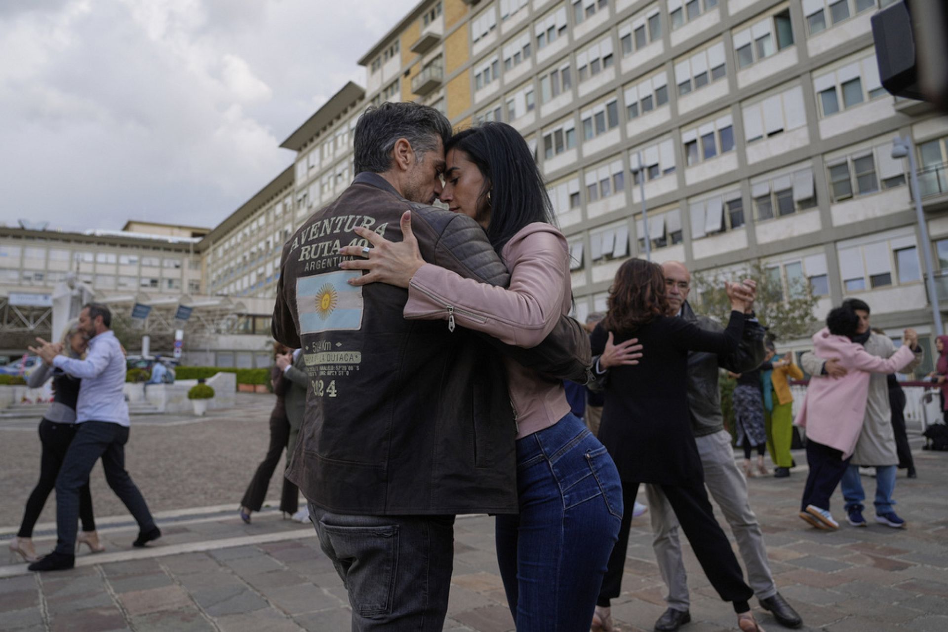 Στη δημοσιότητα η πρώτη φωτογραφία του Πάπα Φραγκίσκου από το ...