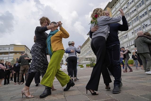 Vatican releases photo of Pope Francis celebrating Mass in hospital ...