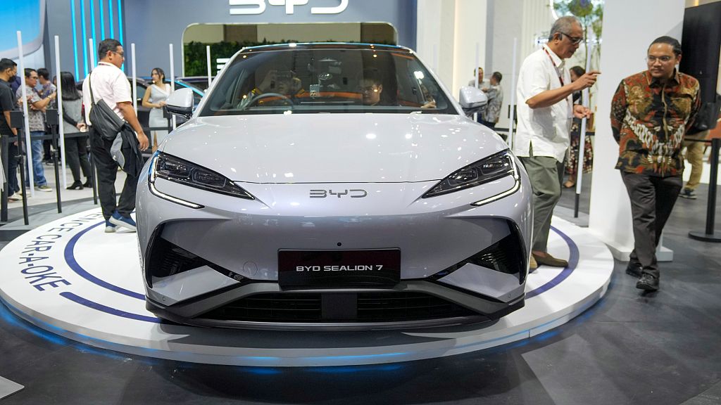 Carmaker BYD says its new technology can fully charge EVs in as little ...